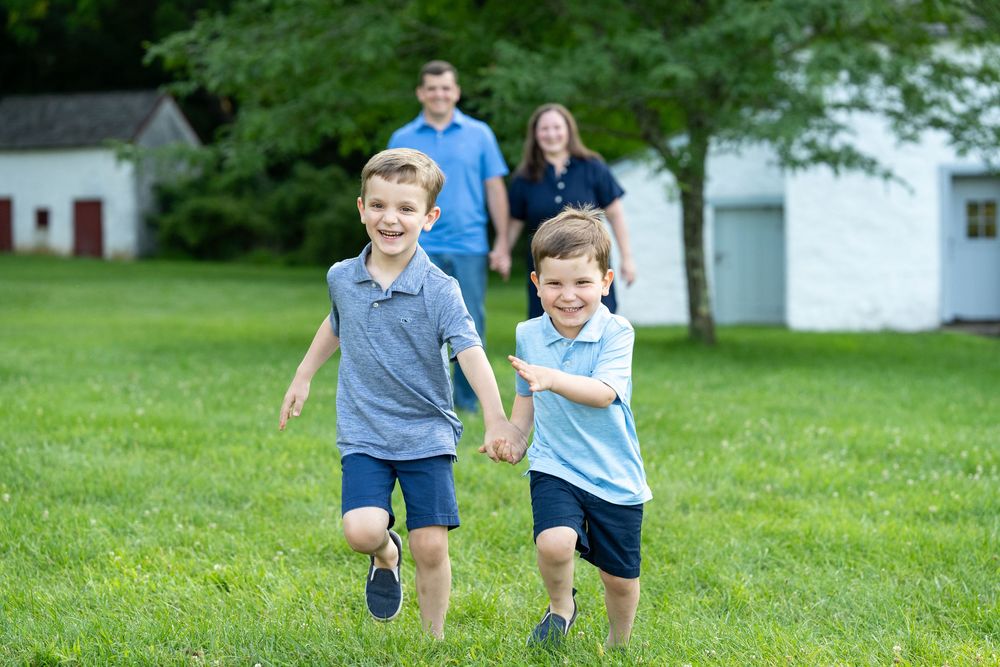 5 Family Poses That Loosen Everyone Up and Create Genuine Smiles ...