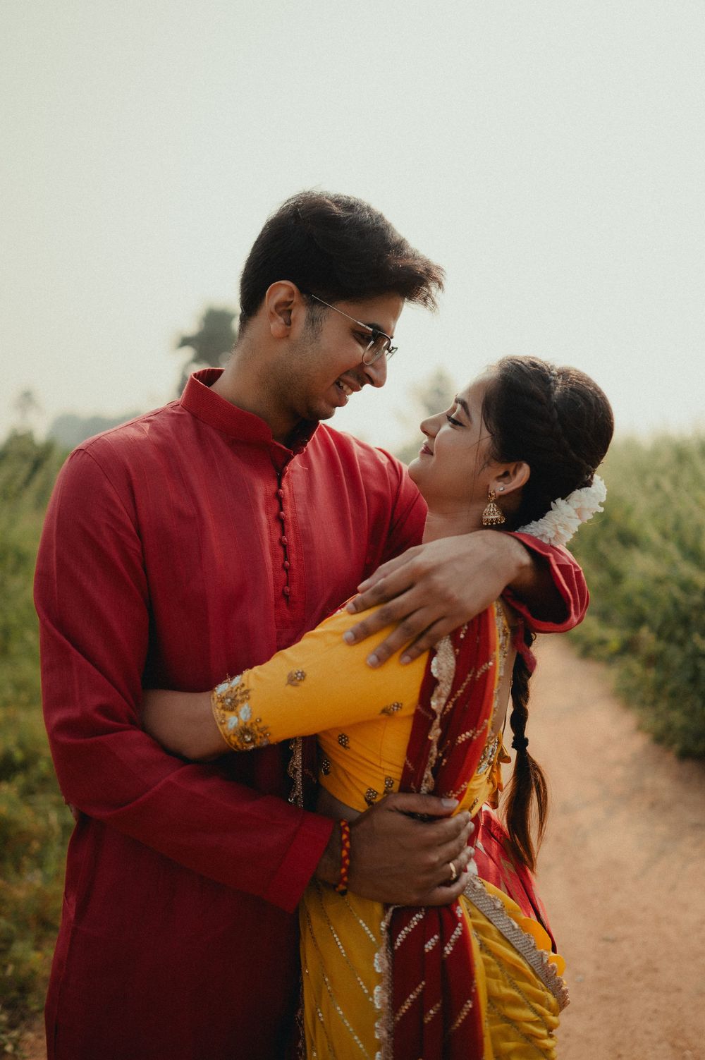 Creative Engagement Photoshoot Poses for Unforgettable Engagement Pics