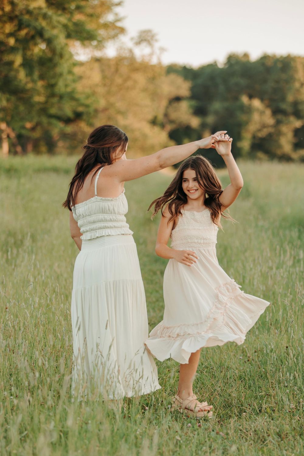 How This Family Nailed Their Summer Family Photo Outfits - Taylor Lee ...