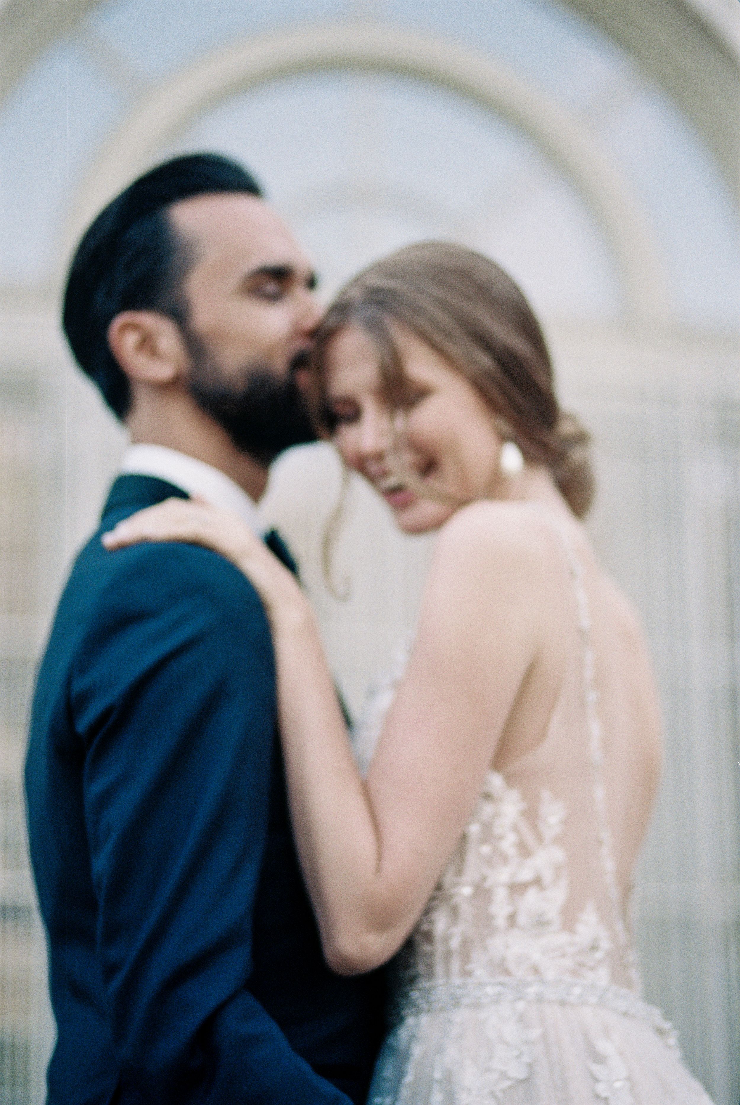 Engagement Posing Guide - ROZA GOLTSER | FILM PHOTOGRAPHER