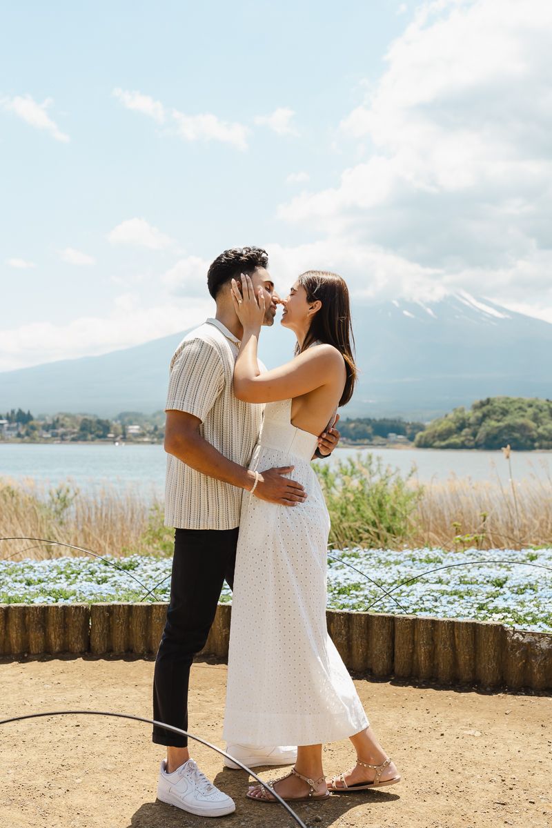 A fairytale proposal photoshoot at Lake Kawaguchiko with Mount Fuji ...