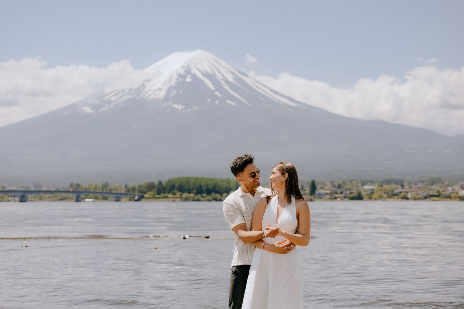 A fairytale proposal photoshoot at Lake Kawaguchiko with Mount Fuji ...