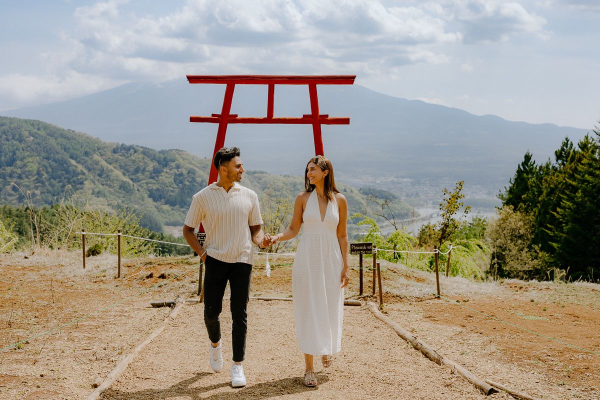 A fairytale proposal photoshoot at Lake Kawaguchiko with Mount Fuji ...