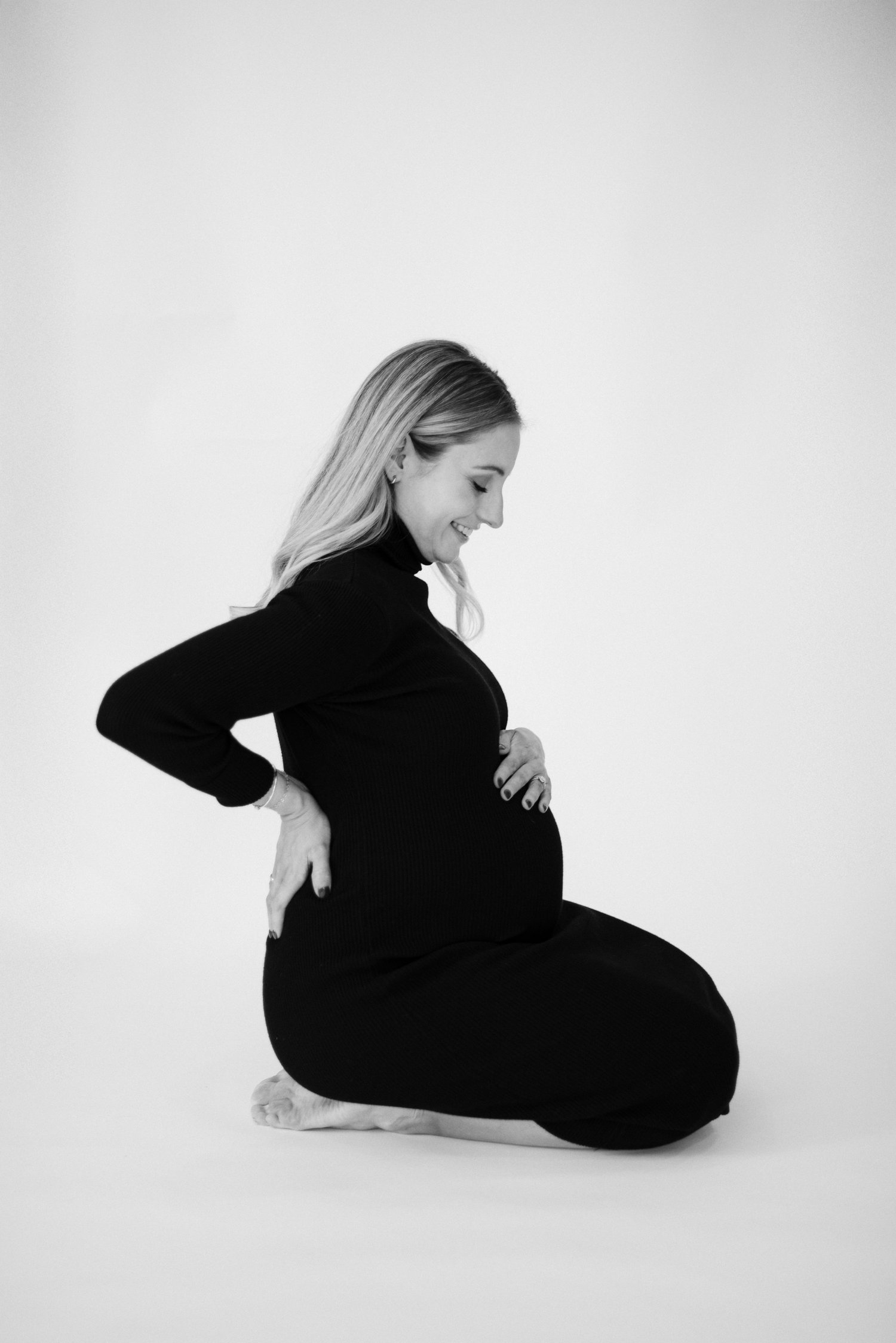 A Clean & Minimalist Maternity Shoot at Home - Aimee Grace Photography