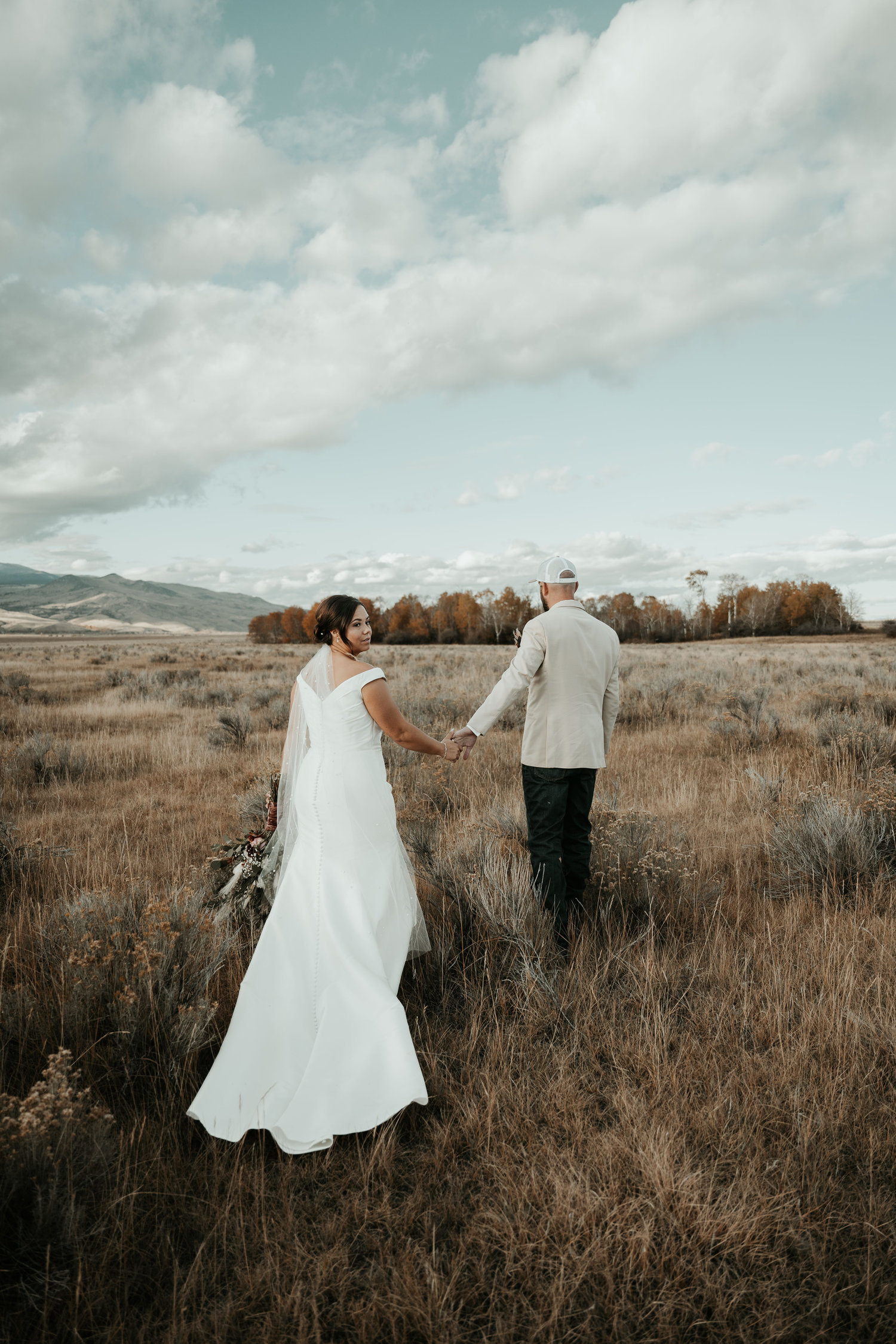 WESTERN FALL WEDDING AT THE HISTORIC ROUND BARN | TWIN BRIGES, MONTANA ...