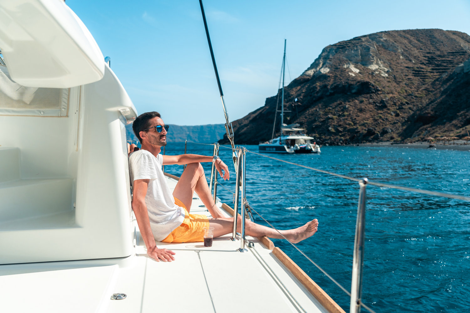 שייט בסנטוריני ⛵ הדרך האולטימטיבית לחקור ולהגיע לחופים הצבעוניים של ...