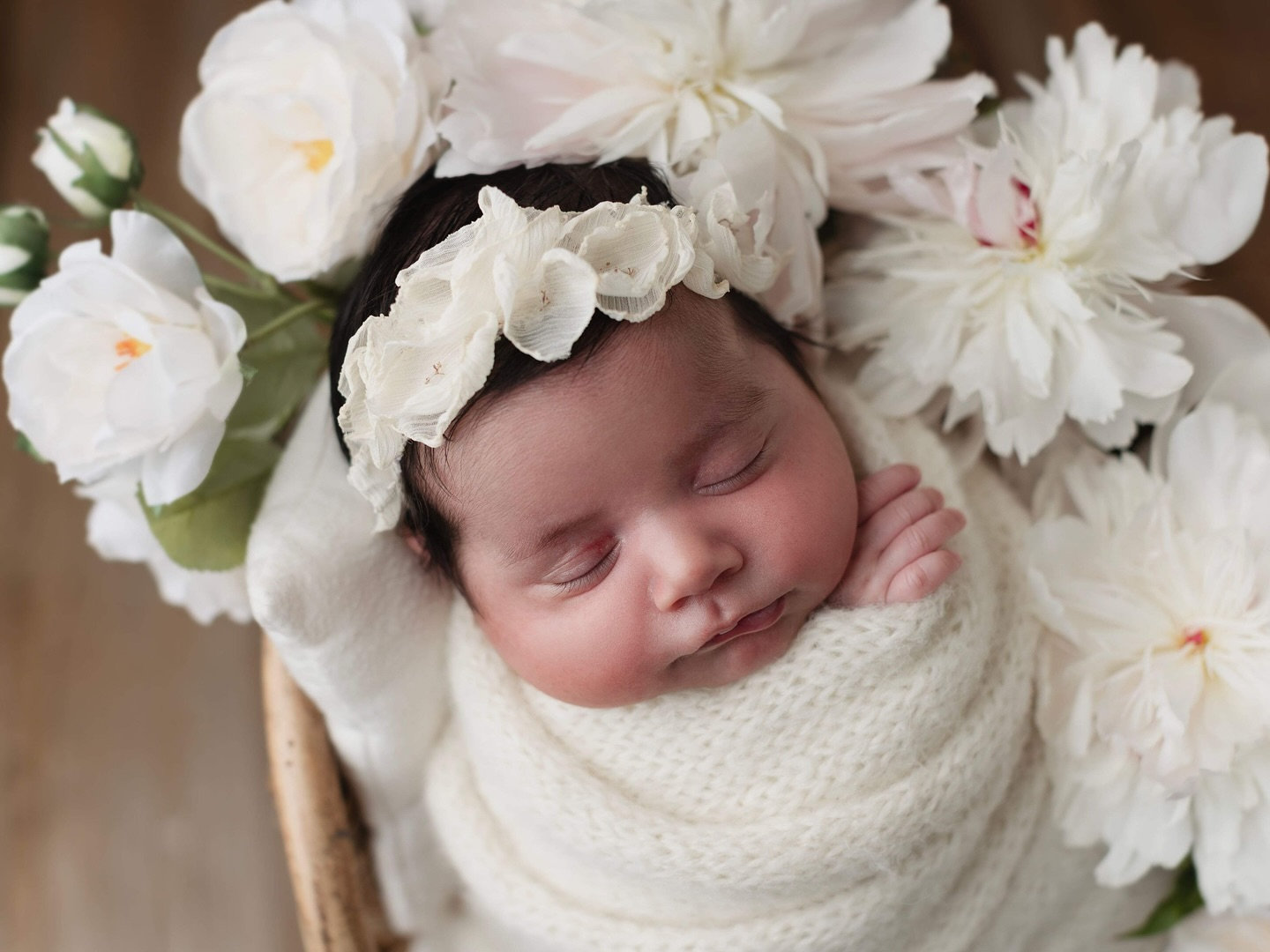 Using Fresh Flowers for Your Baby Photos: A Natural Touch of Beauty ...