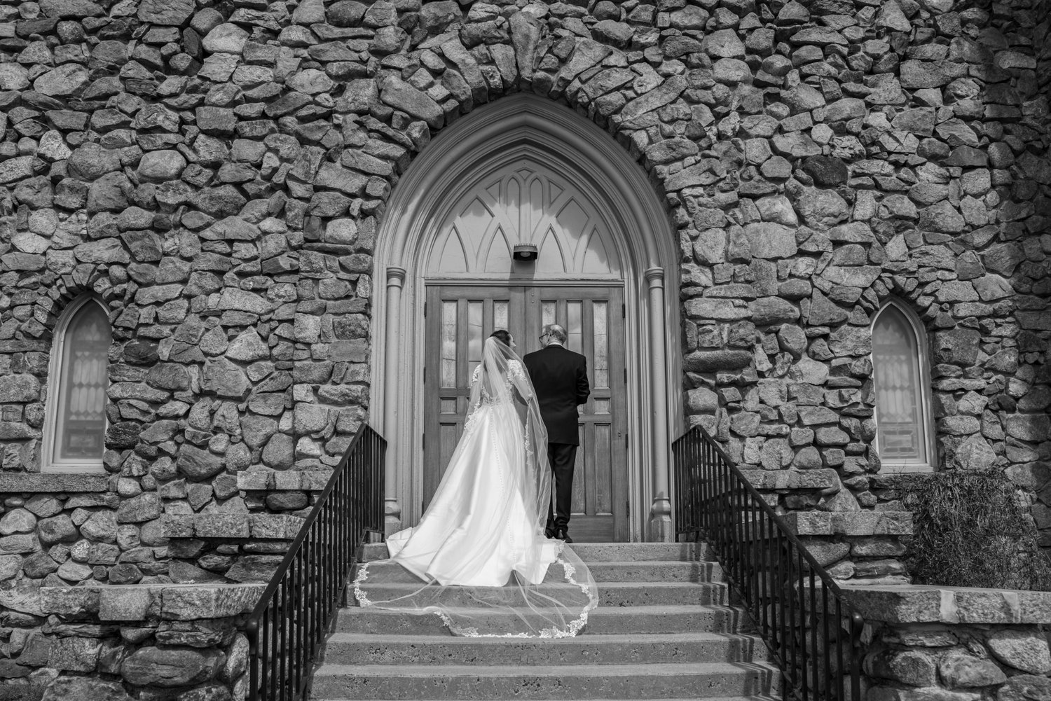 First Look vs. Aisle Reveal: Which Wedding Day Reveal is Right for You ...