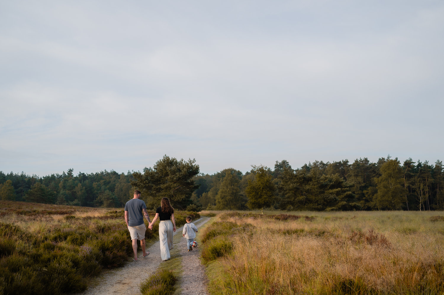 Een golden hour gezinsshoot op de heide van 't Leesten - Elles Yanna ...