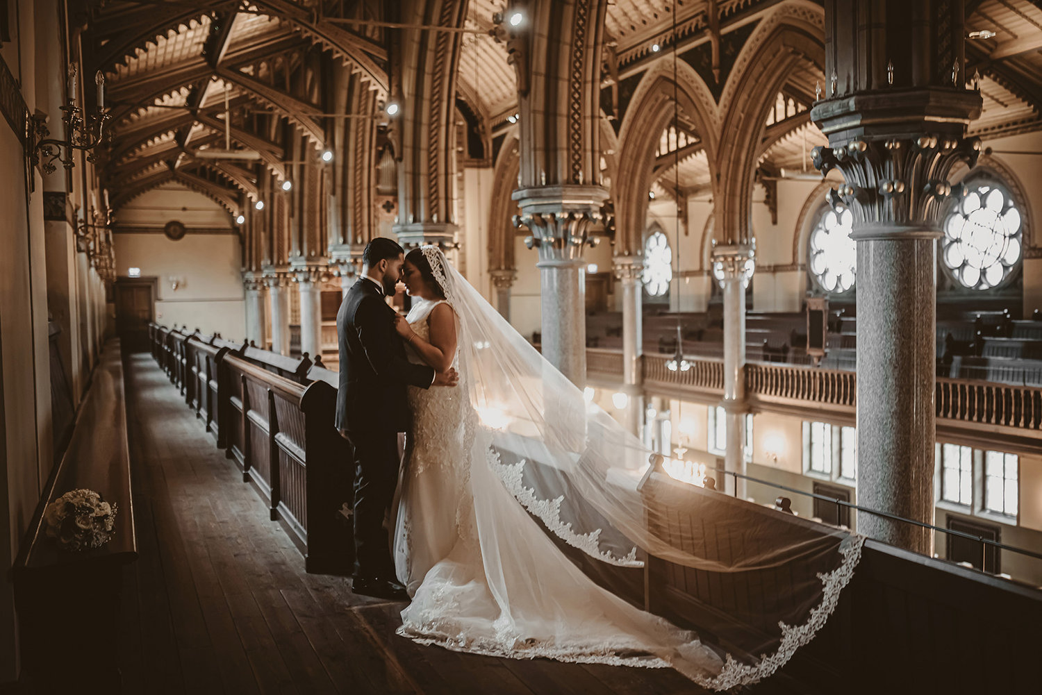 Bröllopsfoto i Matteus kyrka Norrköping - Lets Bloom Media